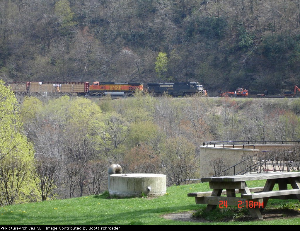 NS 9335 & BNSF 4356 head EB on the west side of the curve